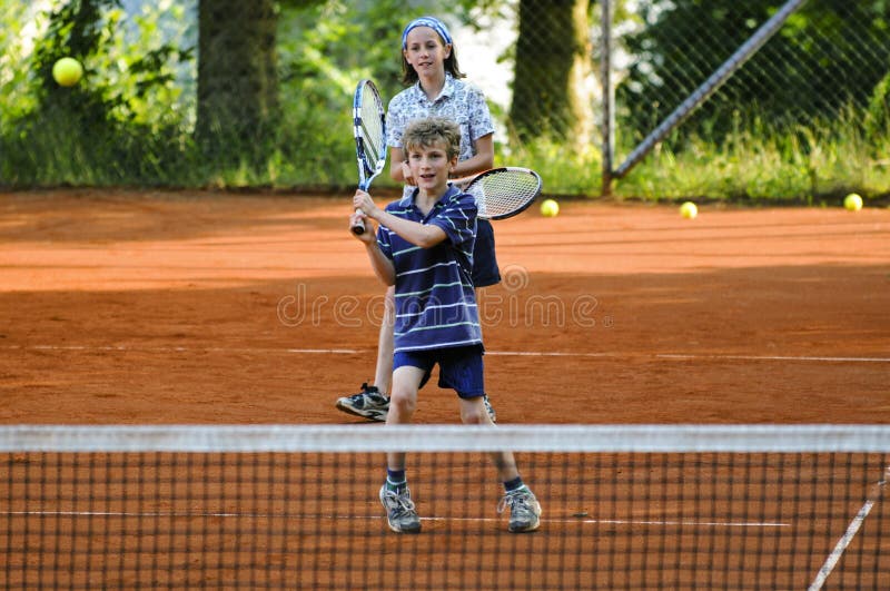 Enfants Jouant Le Jeu Du Tennis Photo stock - Image du concurrencez ...