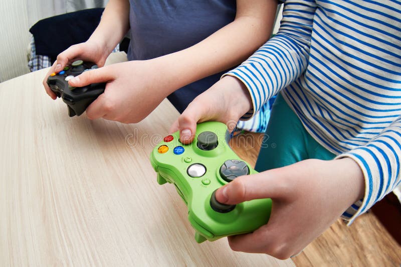 Les Enfants Jouent Dans Une Console De Jeux, Enfance Heureux Photo ...