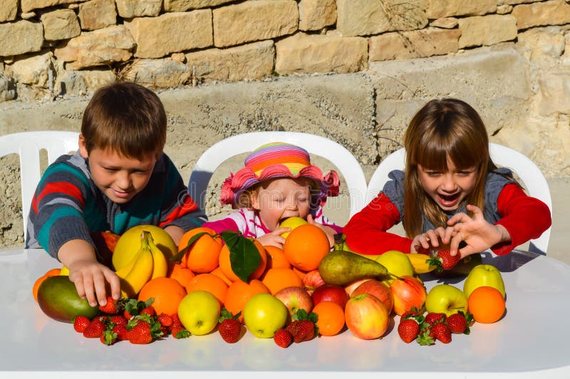Enfants Mangeant Des Fruits Photo stock - Image du citron, lifestyle ...