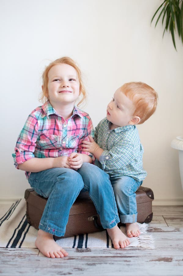 Des Enfants Roux Nagent En Cercle Avec Un Dessin D'orange Sur La Plage ...
