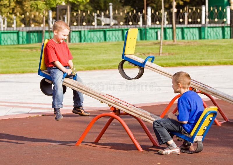 Enfants sur une balançoir photo stock. Image du sunlight - 11005656