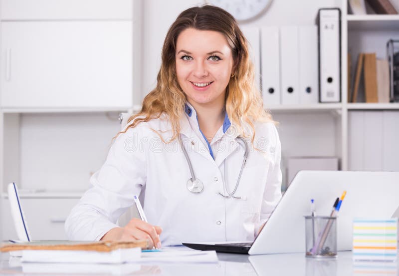 Enfermera En El Relleno Uniforme Encima De Documentos Foto de archivo ...