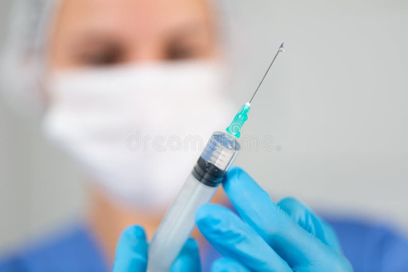 Enfermera Lista Para Inyectarse En El Hospital Imagen de archivo ...