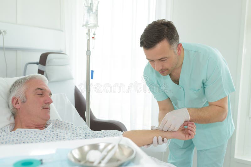 Enfermera Macho Inyectando Paciente Foto de archivo - Imagen de vena ...