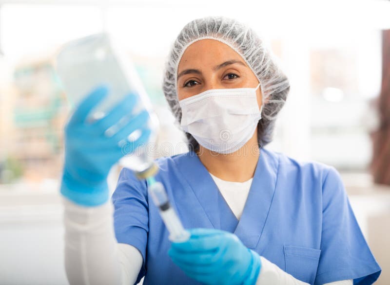 Enfermera Profesional Llena Jeringa Con Medicamento Foto de archivo ...