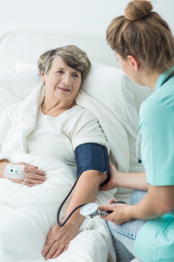 Enfermera Profesional Y Su Paciente Foto de archivo - Imagen de ayuda ...