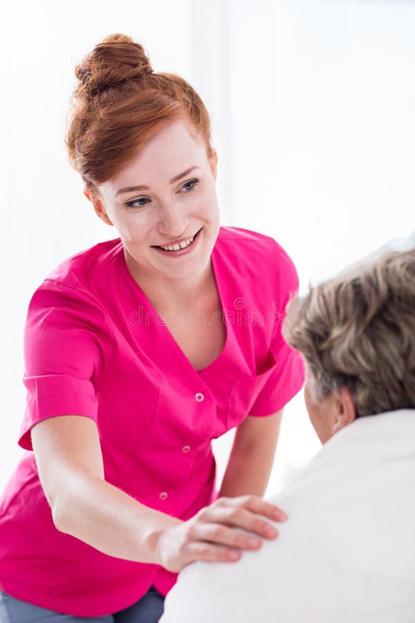 Enfermera Que Apoya Al Paciente Enfermo Foto de archivo - Imagen de ...