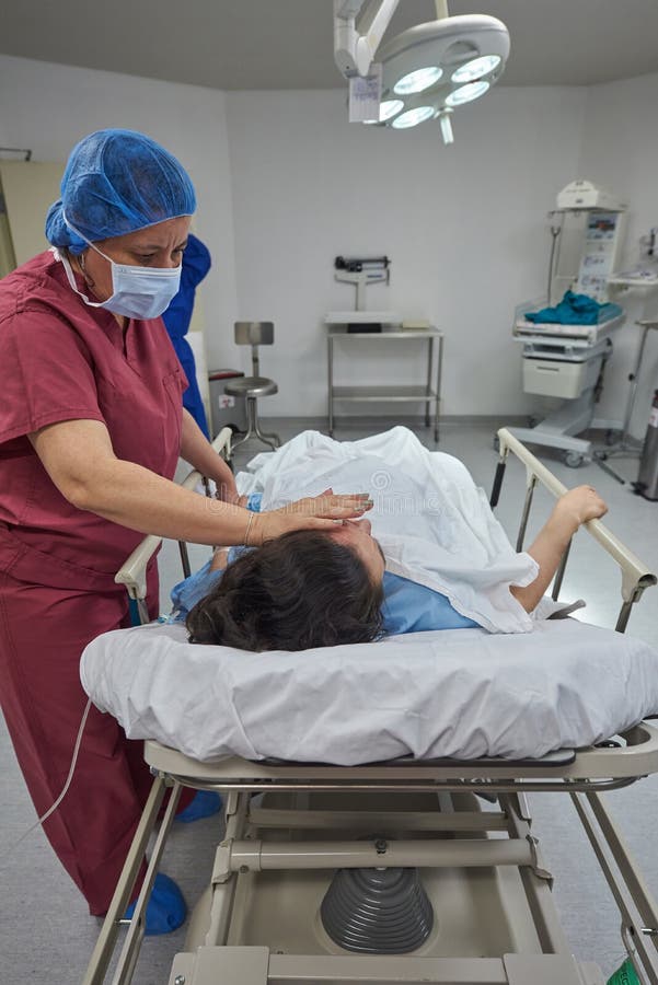 Enfermera Que Ayuda Al Paciente Imagen de archivo - Imagen de joven ...