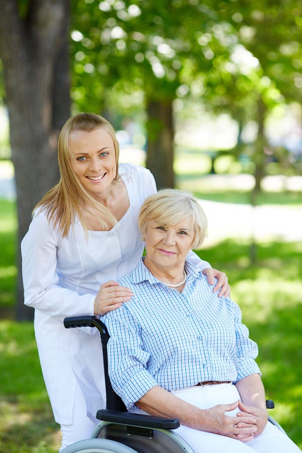 Enfermera y paciente imagen de archivo. Imagen de encantador - 58734905