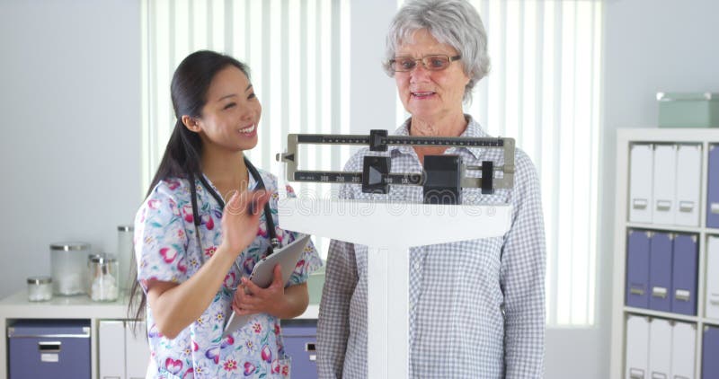 Enfermero Chino Pesando Paciente Anciano Almacen De Video - Vídeo de ...