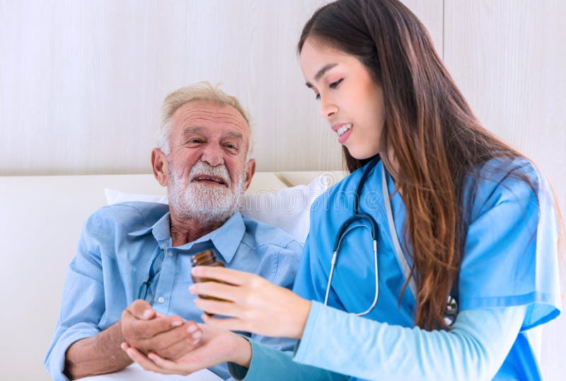 Enfermero De Cuidado De Un Paciente De Edad Avanzada. Enfermero ...