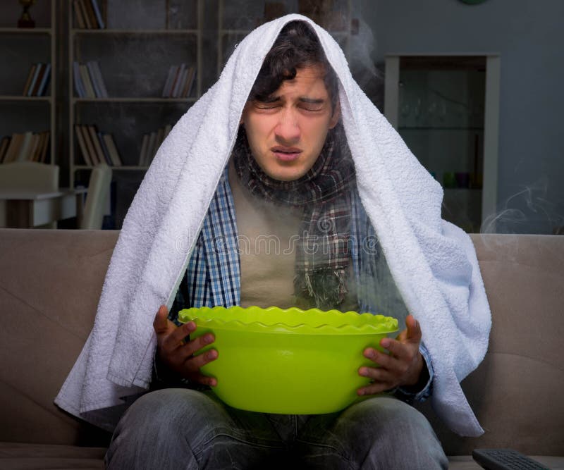 Enfermo Inhalando De Noche En Casa Imagen de archivo - Imagen de gripe ...