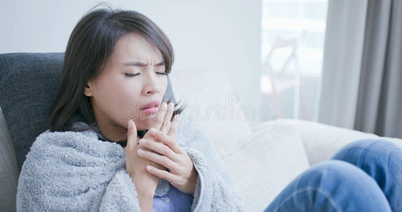 Enfermo y tos de la mujer imagen de archivo. Imagen de soplando - 133897013