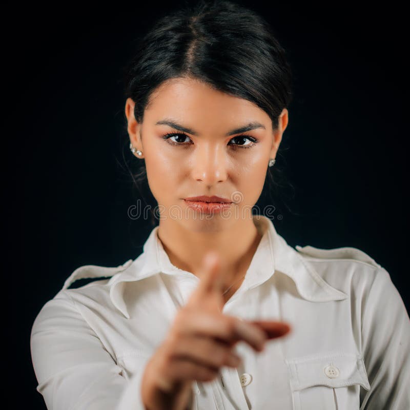 Enfocada Hermosa Joven Sonriendo Expresando Determinación Foto de ...
