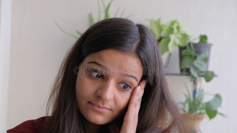 Enfoque Poco Profundo De Una India Fastidiada En El Interior Foto de ...