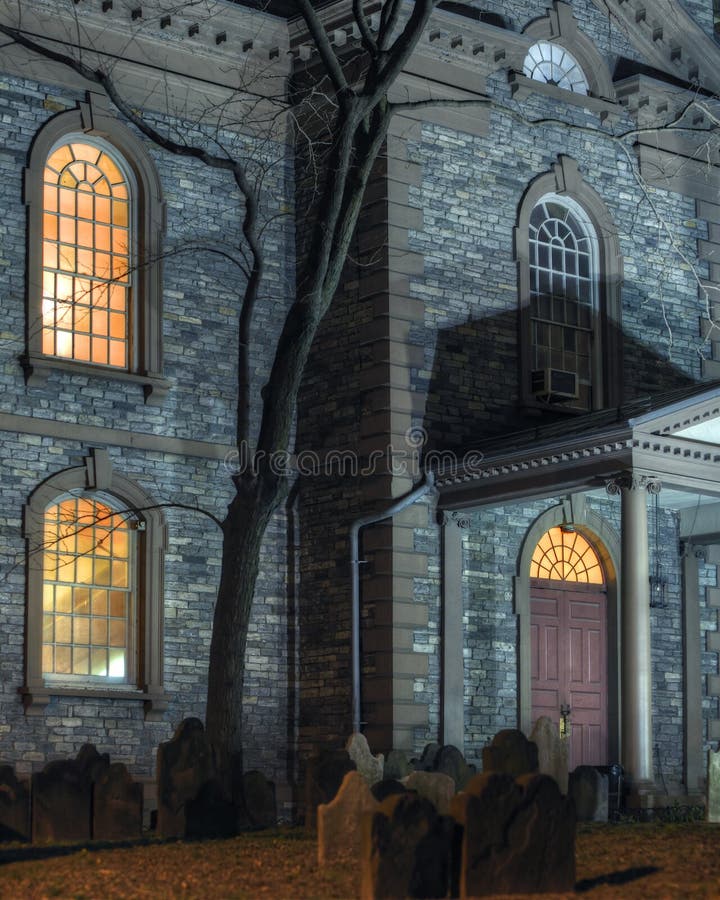 Eng huis stock afbeelding. Image of kerk, rots, kapel - 30400277