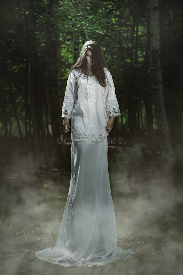 Vampier, Gotische Donkere Vrouw Met Grote Zwarte Doek Op Grijze Backgr ...