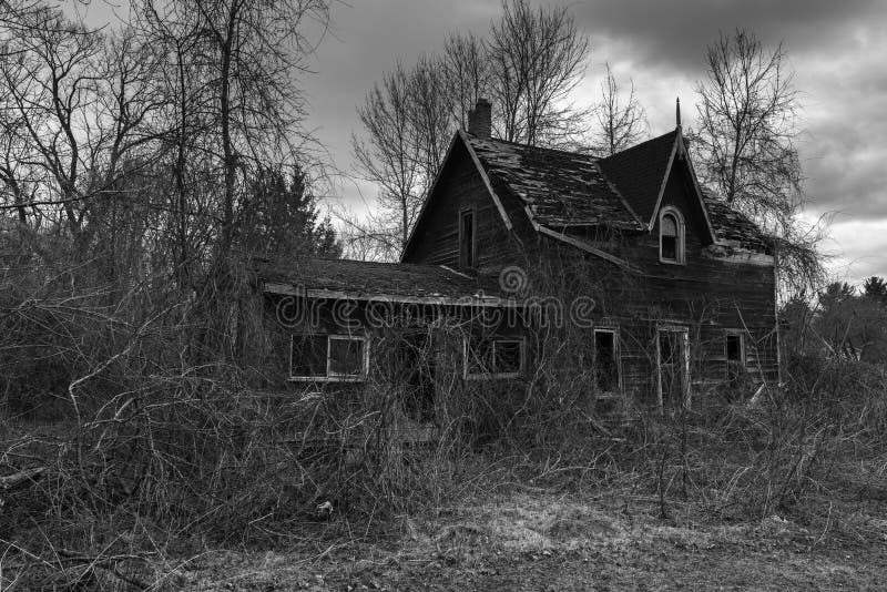 Oud, Eng, Verlaten Huisbinnenland Houten Deur Aan Het Eind Van Enge ...