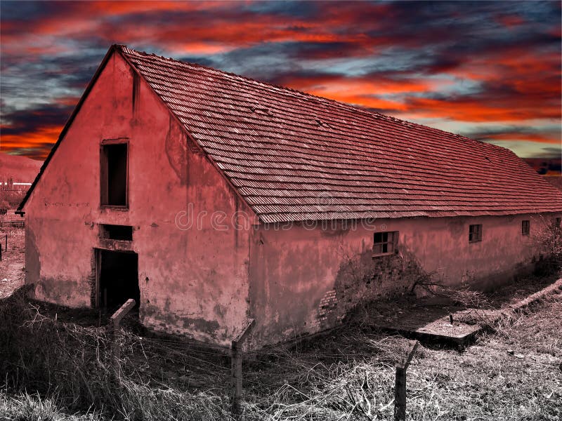 Eng Verlaten Huis Met Oude Schil Rode Houten Muur En Grunge Gebroken ...