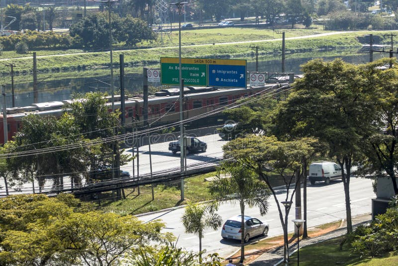 Engarrafamento Na Avenida Marginal De Pinheiros Fotografia Editorial ...