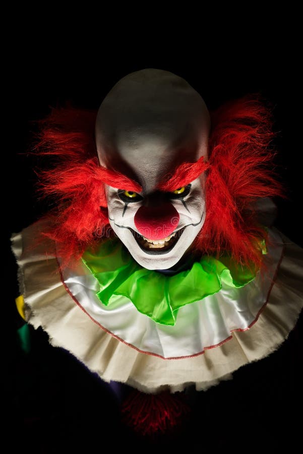Enge Clown Op Een Donkere Achtergrond Stock Afbeelding - Image of ...