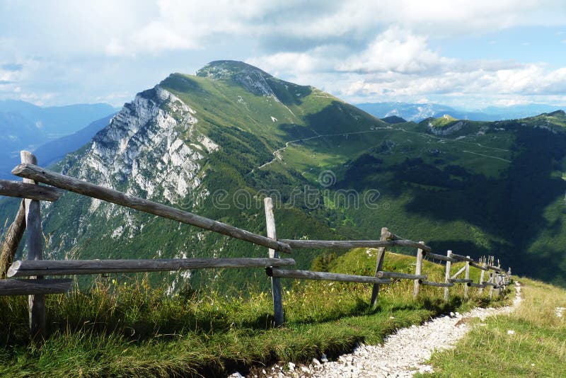 Schmaler Weg Durch Steilen Roten Berg Stockfoto - Bild von aufstieg ...