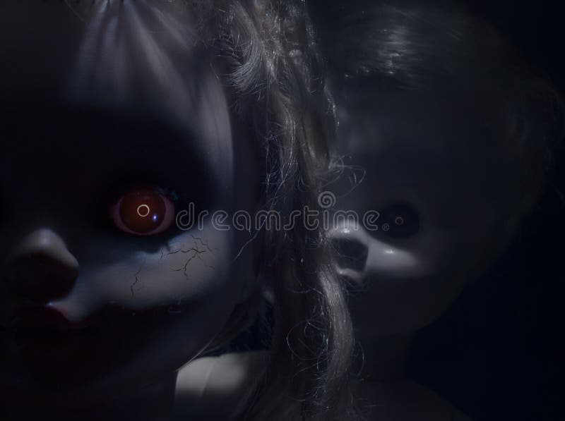 Jonge Meid Met Een Enge Pop Stock Afbeelding - Image of plastiek, angst ...