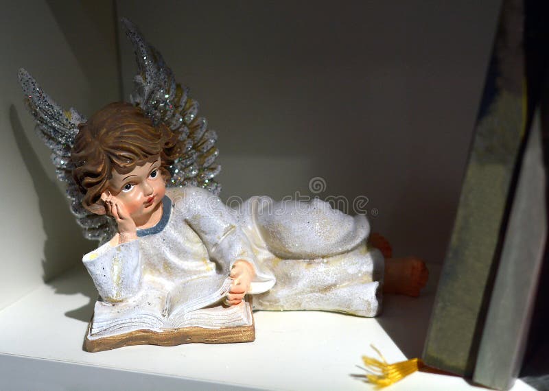 Engel mit einem Buch stockfoto. Bild von auslegung, religion - 44817190