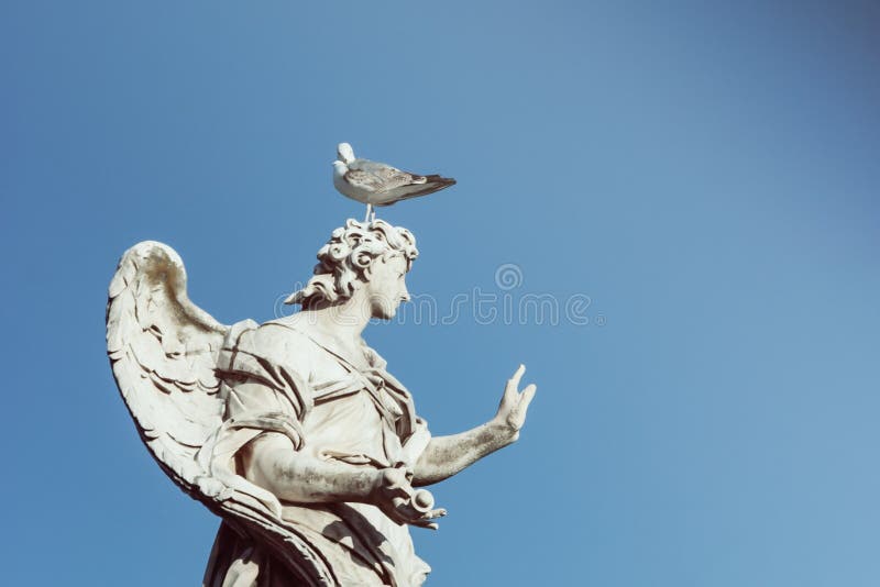 Engelenstandbeeld Met Meeuw Op Het Hoofd Roze Magenta Hemel De Ruimte ...