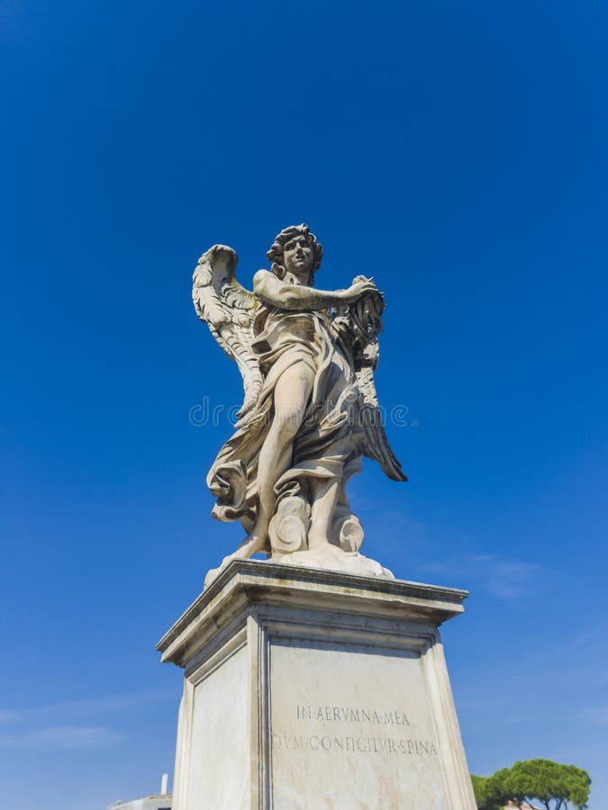 Engelenstandbeeld in Sant Angelo Bridge in Rome Stock Afbeelding ...