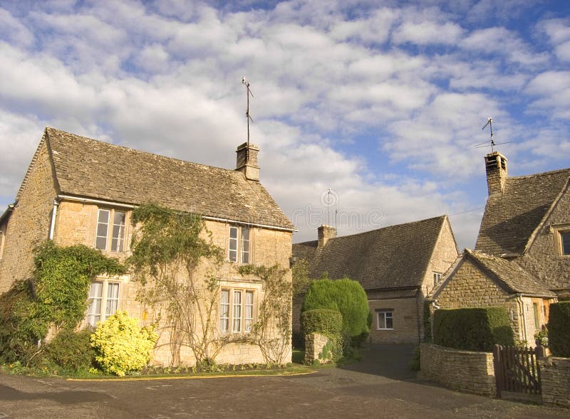 Engels huis stock afbeelding. Image of vensters, ruimte - 1438965