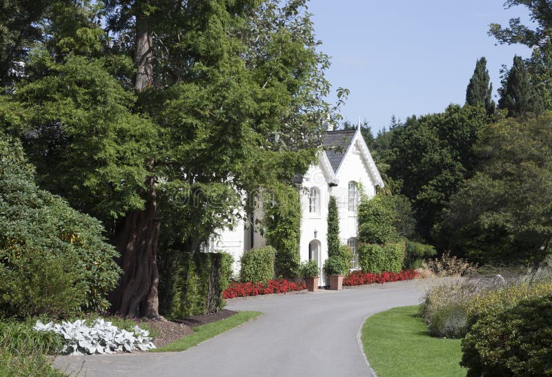 Engels Huis Met Bloeiende Voortuin Stock Afbeelding - Image of haag ...