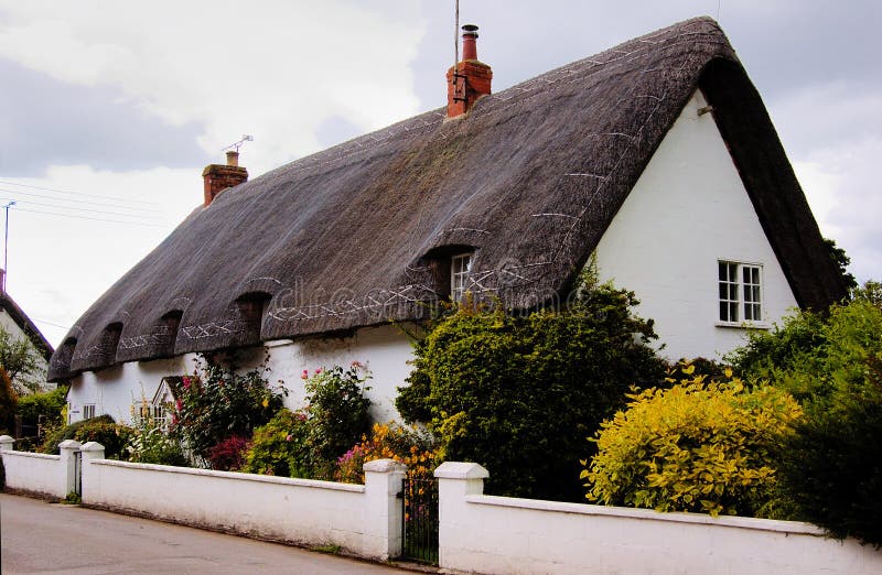 Engels huis met strodak stock afbeelding. Image of stro - 6384109
