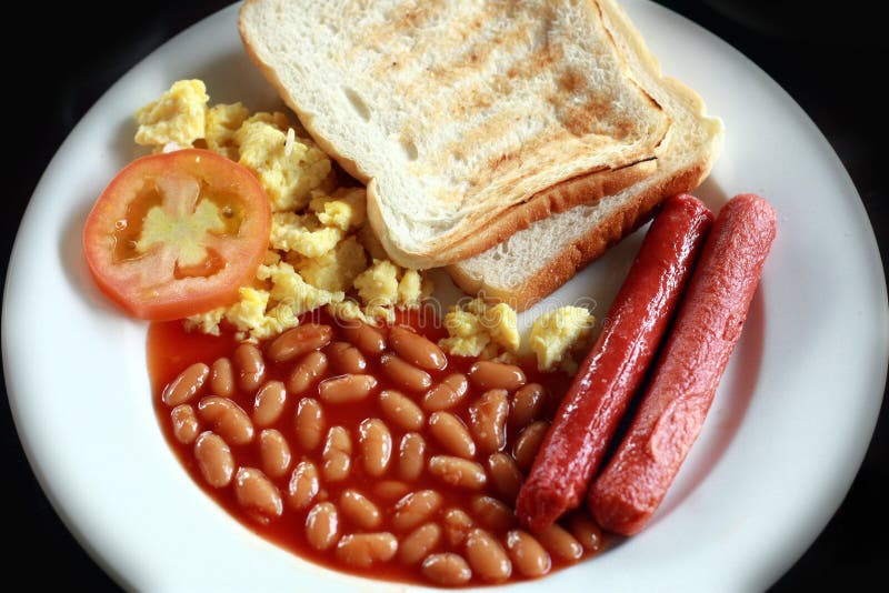 Engelse Ontbijt, Eieren, Worsten, Toosts En Bonen Stock Foto - Image of ...