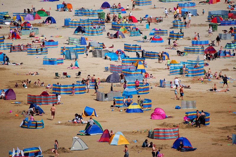 Engels Strand in de Zomer redactionele afbeelding. Image of zwemmers ...