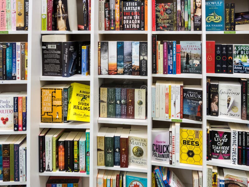 Engelse Boeken Voor Verkoop Op Bibliotheekplank Redactionele Foto ...