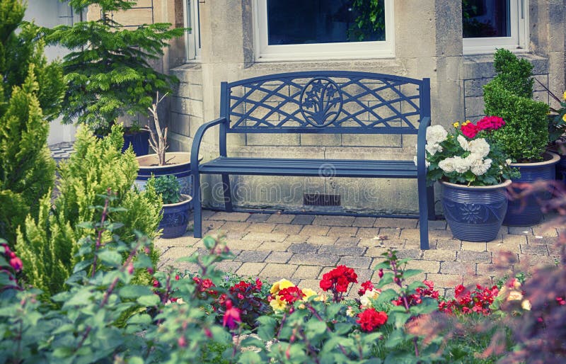 Oude, Engelse Bank in De Tuin Stock Afbeelding - Image of stijlvol ...