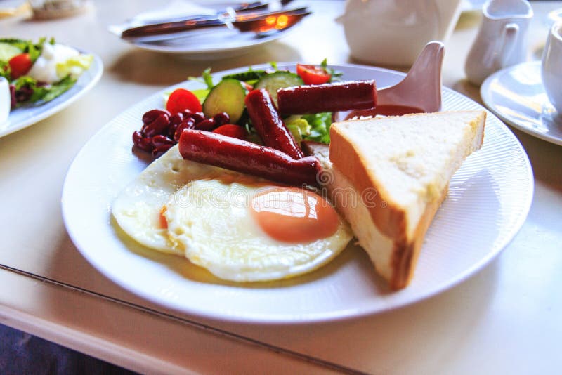 Engelse Ontbijt, Eieren, Worsten, Toosts En Bonen Stock Foto - Image of ...