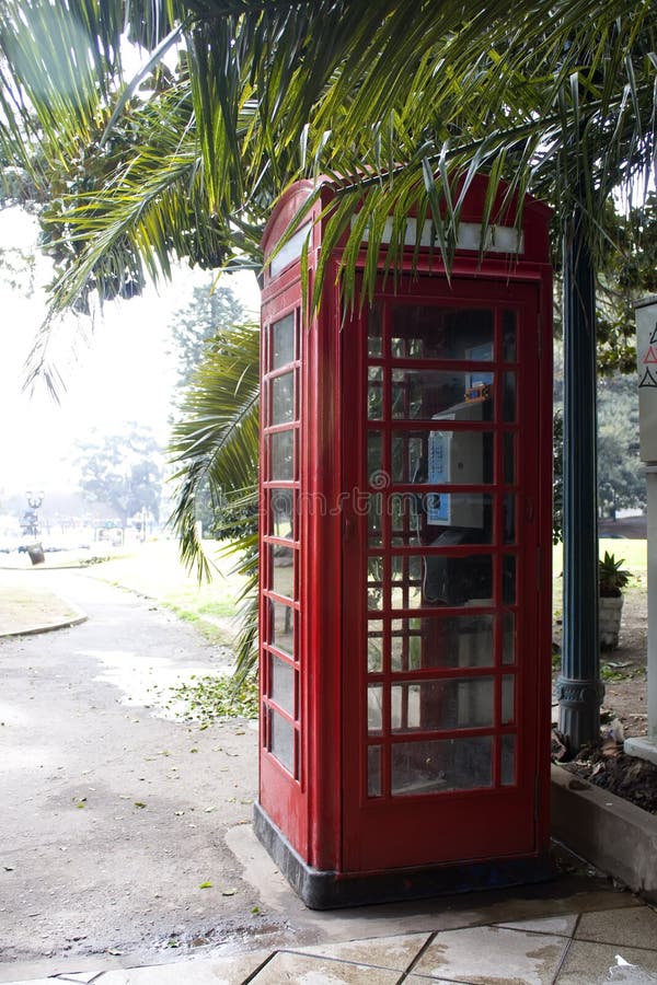 Rode Engelse telefooncel stock afbeelding. Image of verticaal - 14648417