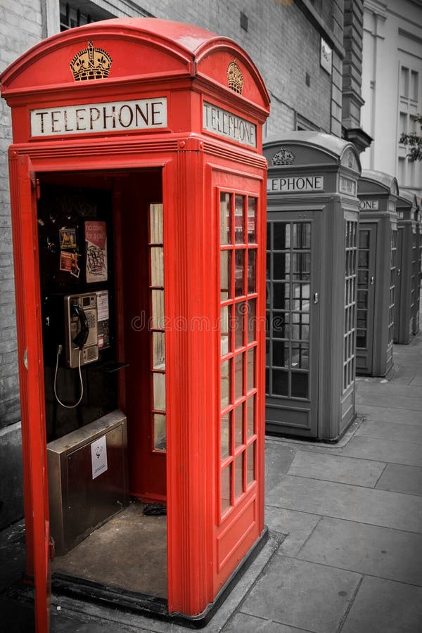 Traditionele Bus En Rode Telefooncel in Londen, Engeland Redactionele ...