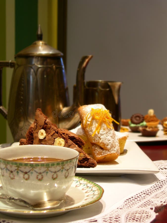 Engelse Thee Met Een Muffin Van De Bakkerij Stock Afbeelding - Image of ...