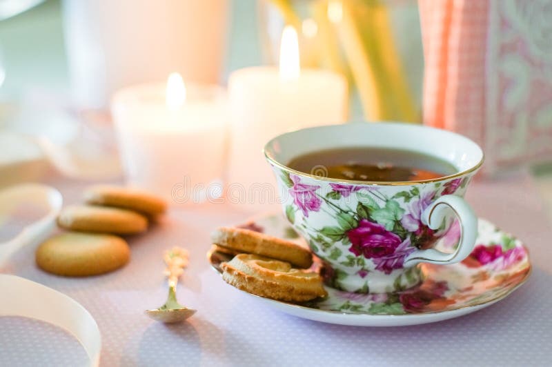 Engelse thee met koekjes stock foto. Image of thee, roze - 36103122