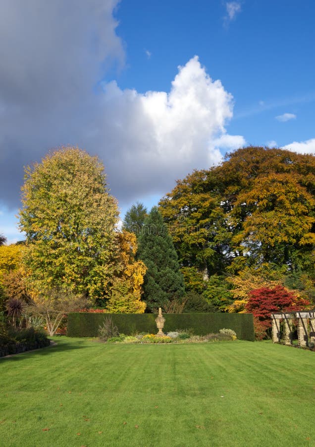 Engelse Tuin stock foto. Image of tuin, hout, bomen, gazon - 15697598