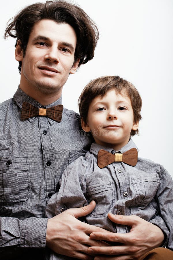 Engendre Con El Hijo En Bowties De Madera En Blanco Imagen de archivo ...
