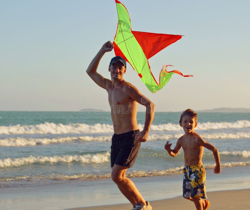 Engendre Con El Hijo, Puesta Del Sol En Jugar De La Costa Imagen de ...