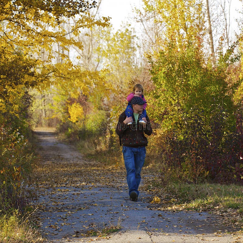 Engendre con la hija foto de archivo. Imagen de poco, hoja - 6727512