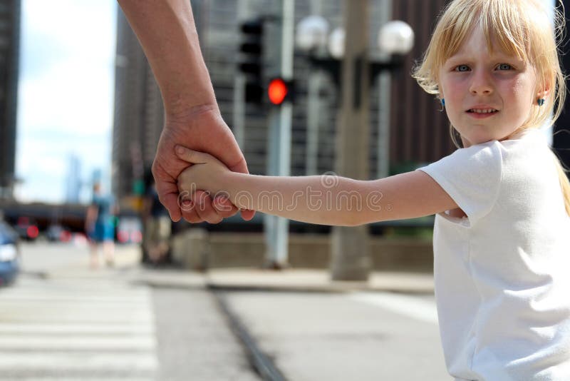 Engendre Llevar a Cabo La Mano Del Niño De La Hija Detrás De Los ... Engendre Llevar a Cabo La Mano Del Niño De La Hija Detrás De Los ...