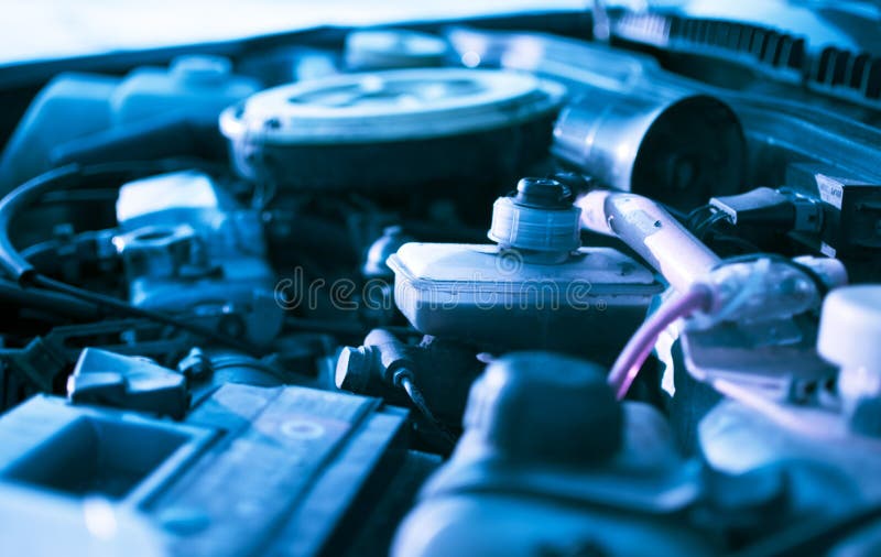 Chapeau D'huile De Moteur Sous Le Capot D'une Voiture Photo stock ...