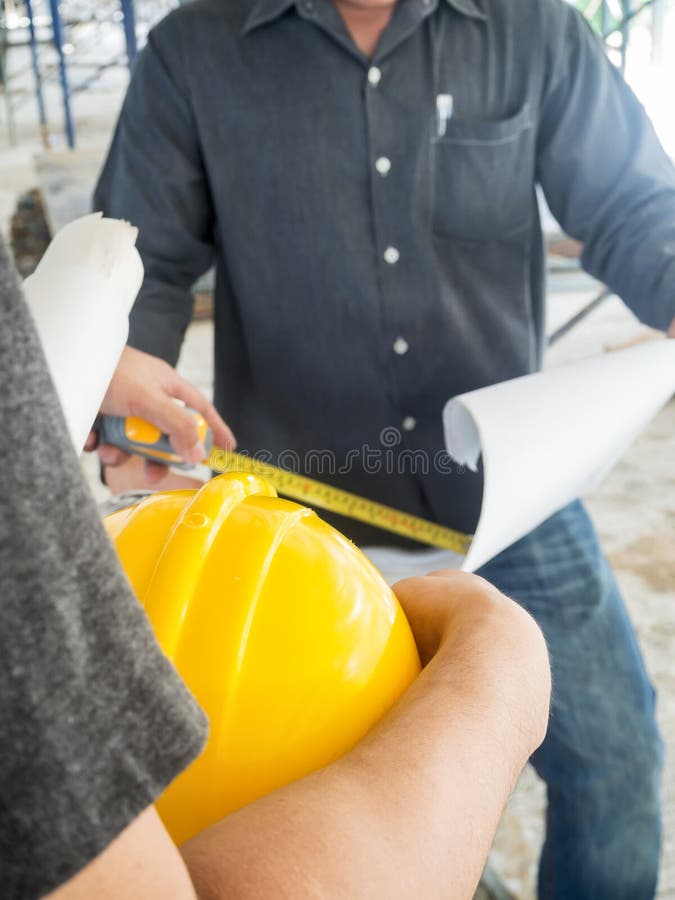 Engineer Discussing with Foreman Stock Image - Image of discuss, hand ...