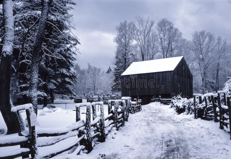 Klassischer Vermont-Bauernhof Mit Silo Und Roter Scheune Stockfoto ...